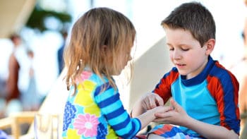 Hoe leren kinderen samen spelen en socialiseren?